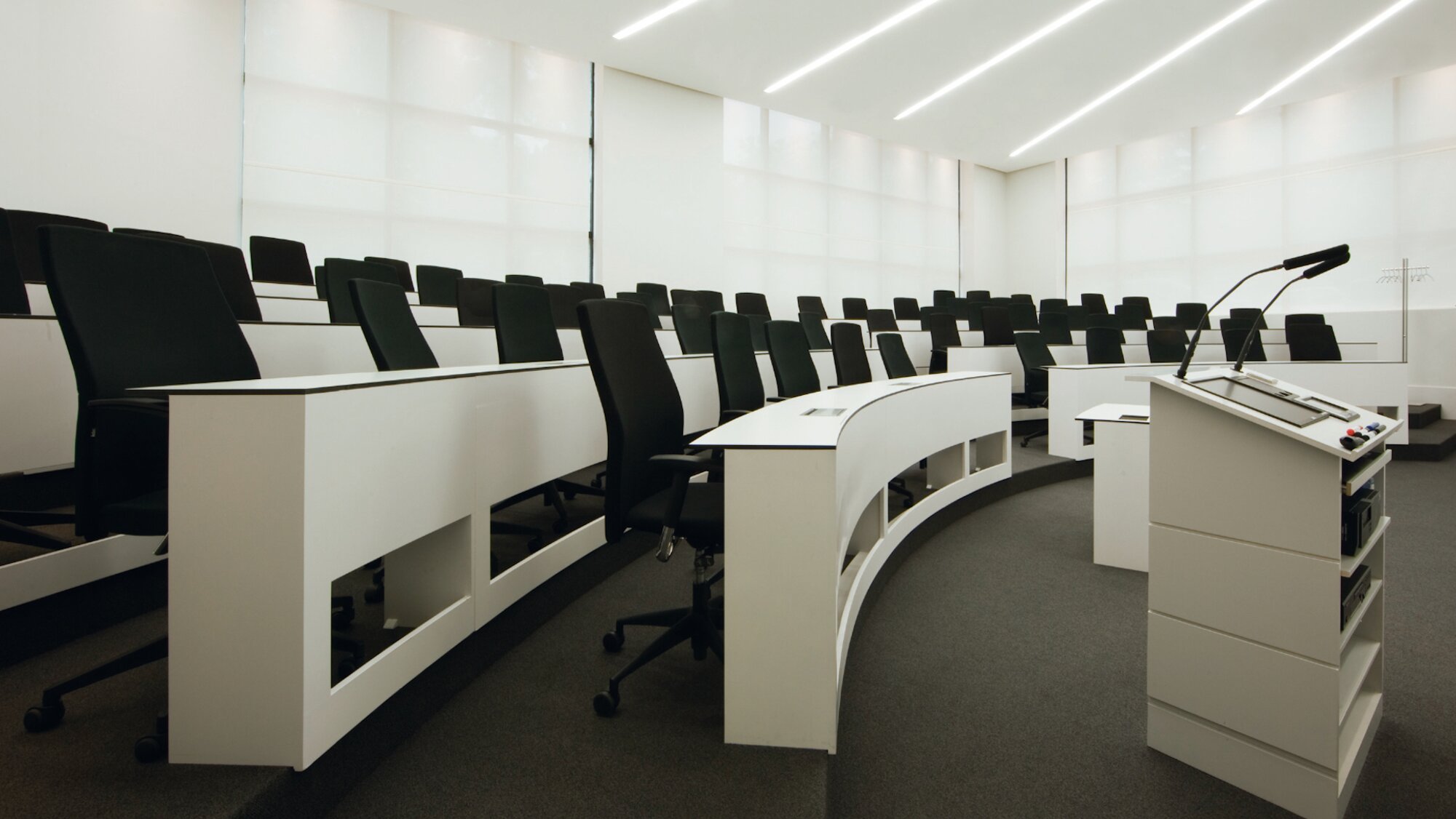 Lighting for the lecture hall and auditorium | XAL