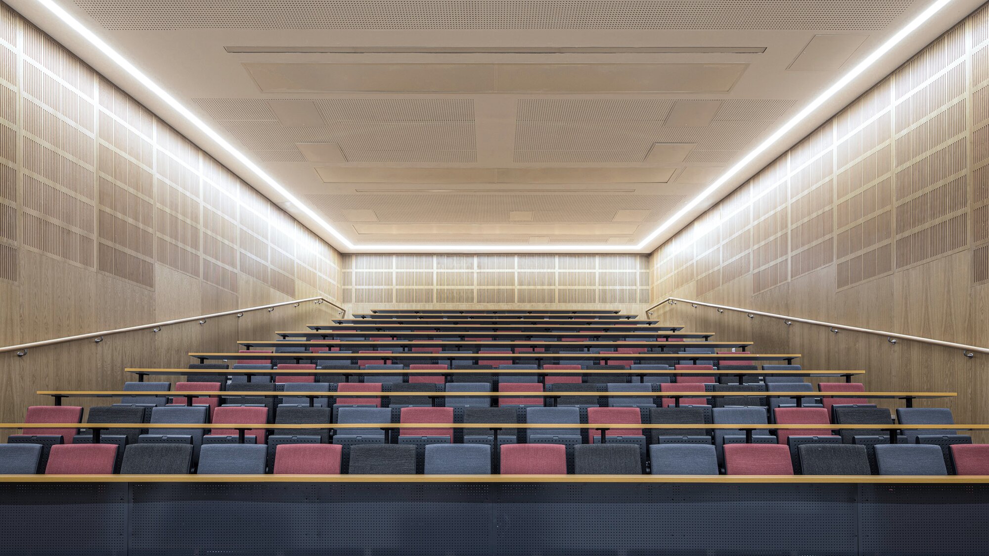 Lighting for the lecture hall and auditorium | XAL