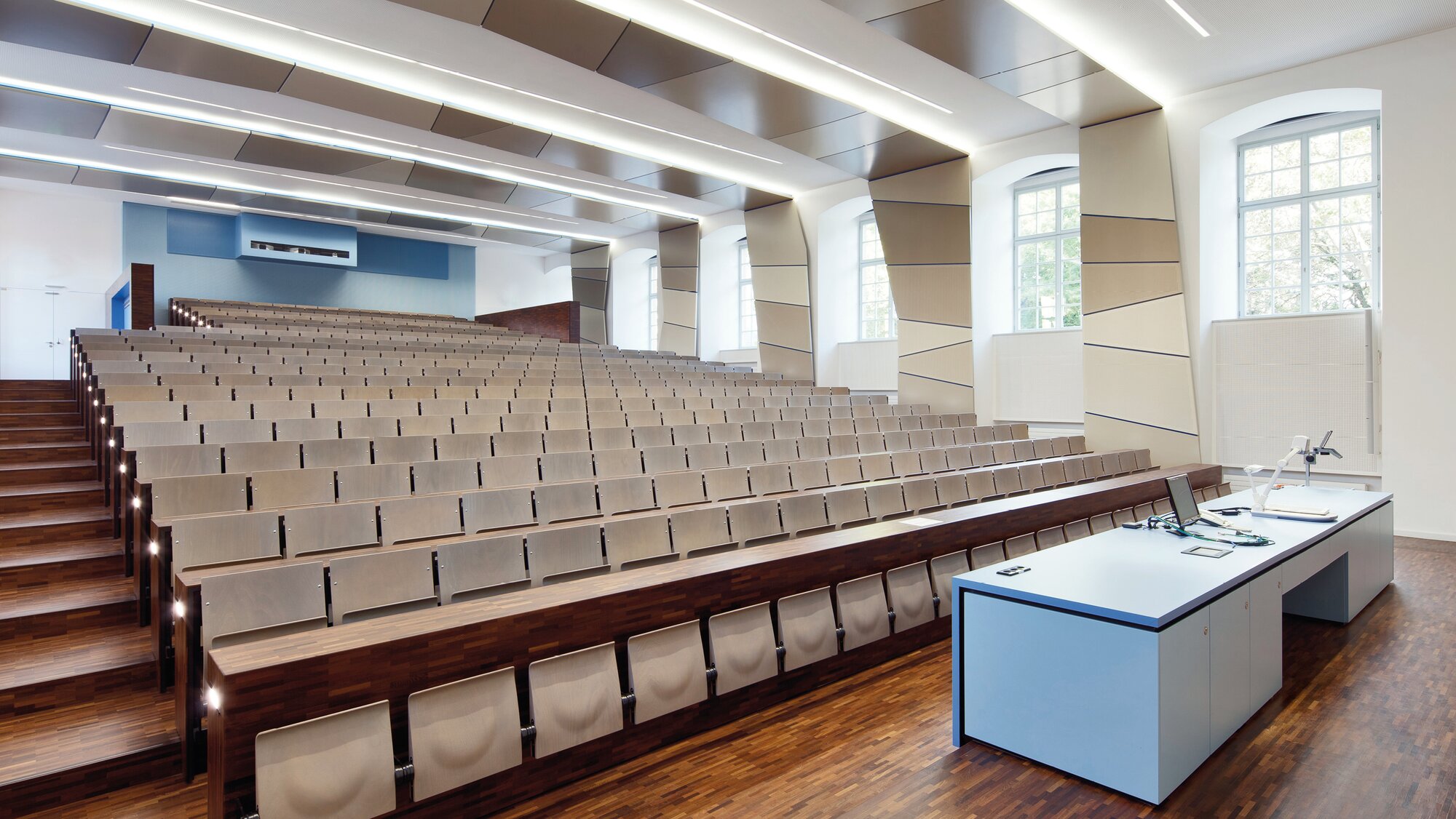Lighting for the lecture hall and auditorium | XAL