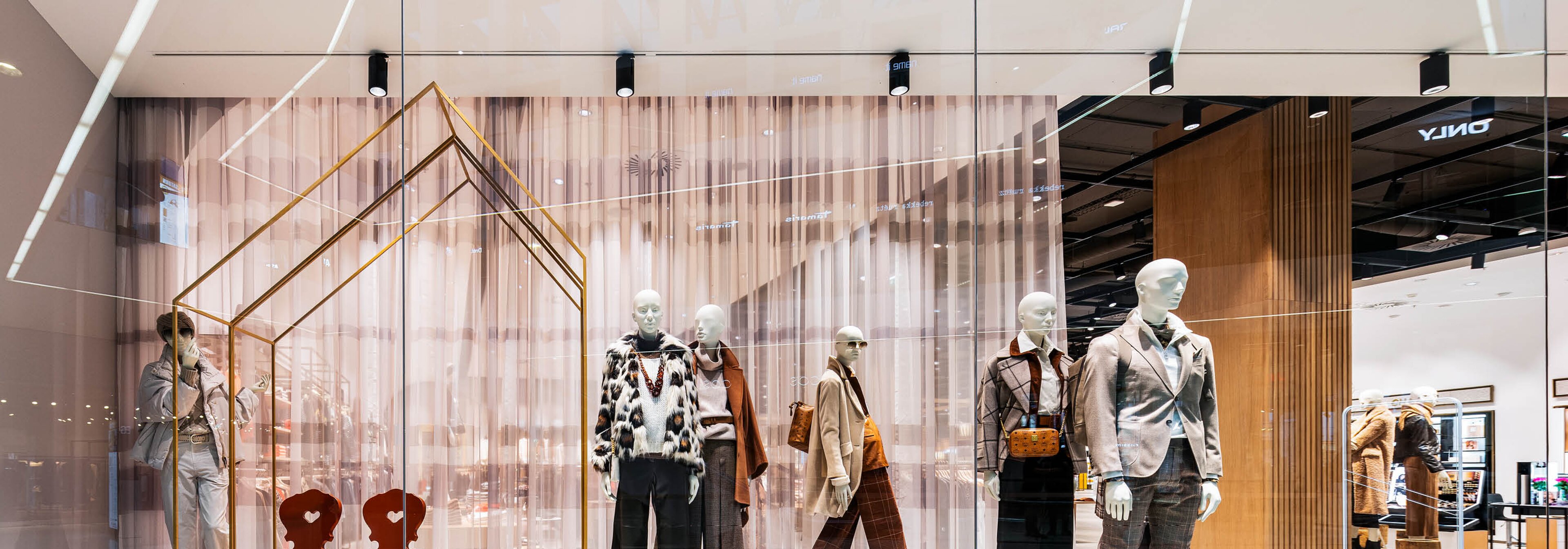 From pedestrian to customer - ideal shop window lighting | XAL