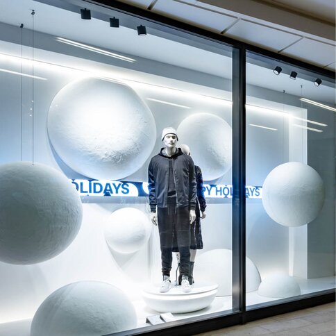 From pedestrian to customer - ideal shop window lighting | XAL