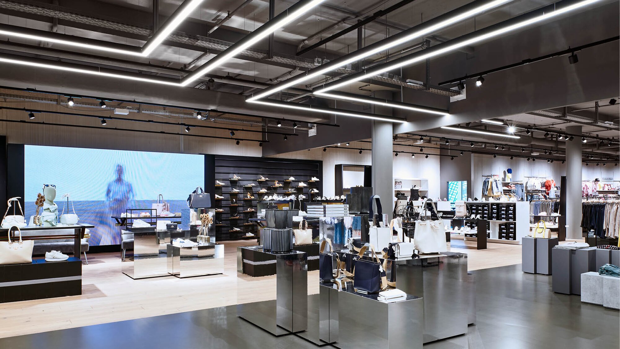 The right store lighting to create an inviting shopping atmosphere | XAL
